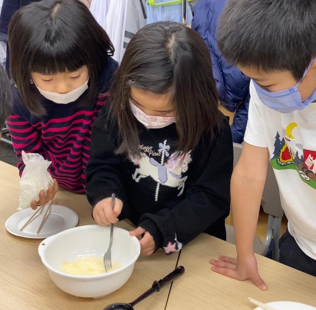 【学童活動報告】クリスマスパーティー・四谷校 | こどもクリエ塾｜表参道・白金台・日本橋・文京茗荷谷・四谷の民間学童保育